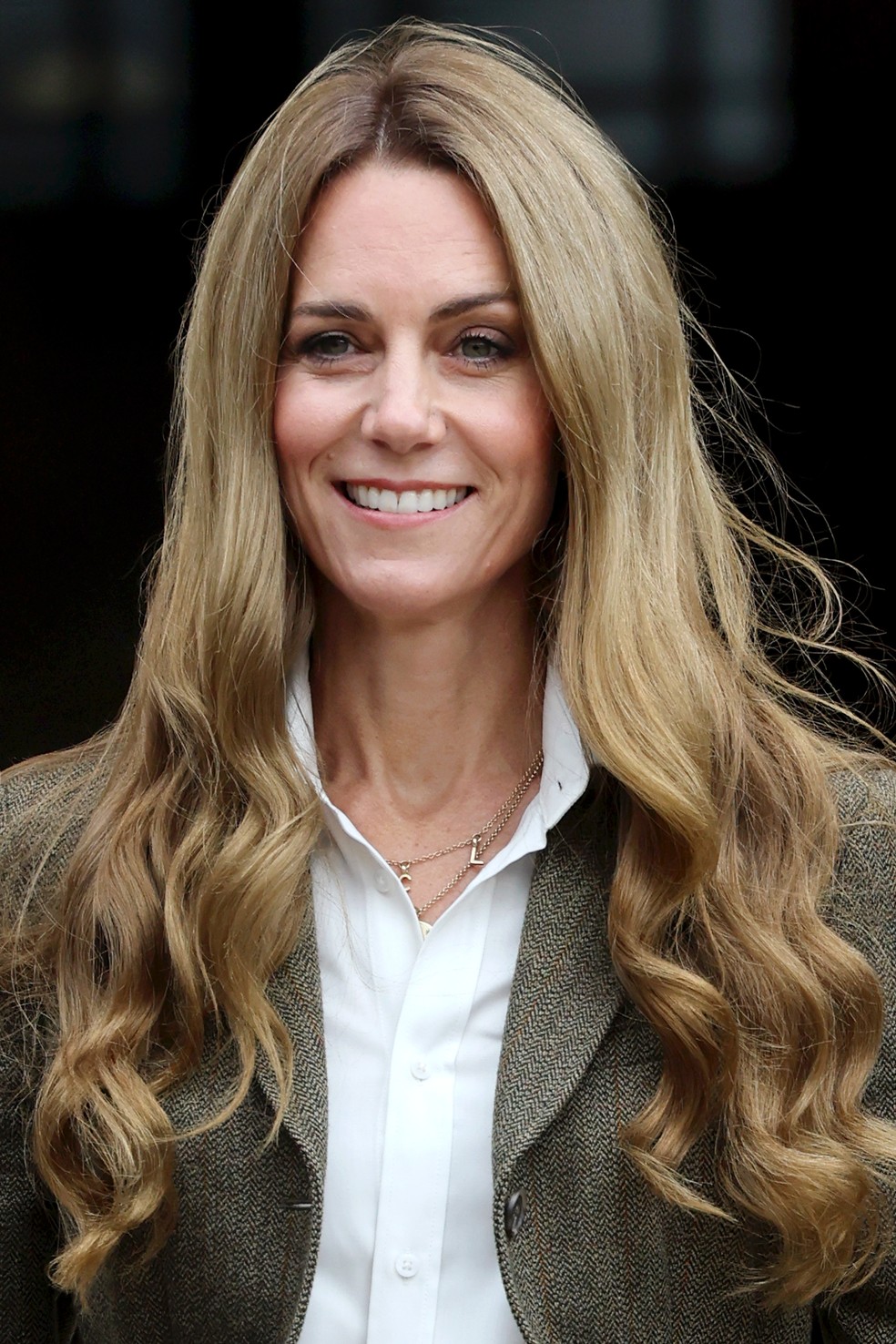 Kate Middleton surge com o cabelo loiro ao lado do príncipe William em Londres