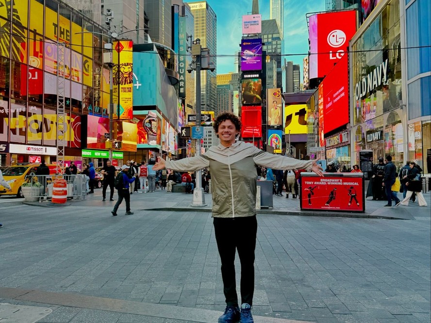 Silvero Pereira se emociona ao viajar sozinho pela primeira vez a NY ...