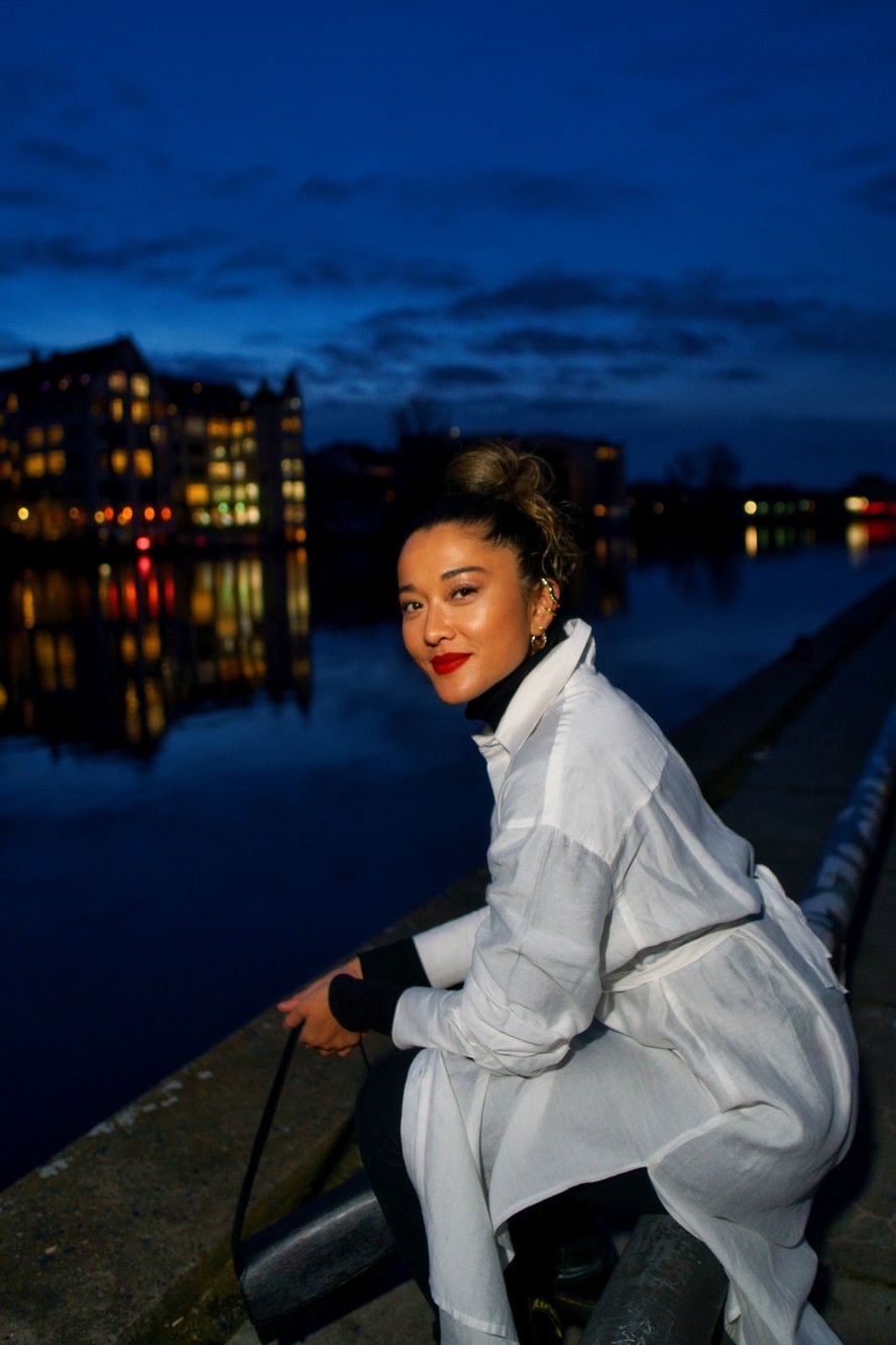 Jacqueline Sato abre álbum em Berlim, onde participa de festival de cinema