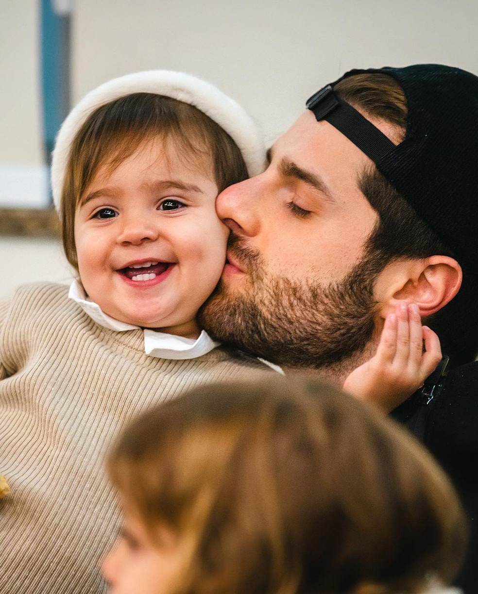 Alok compartilha cliques encantadores com os filhos em jatinho luxuoso