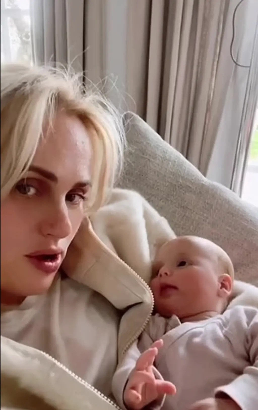Rebel Wilson mostra rostinho da filha pela primeira vez