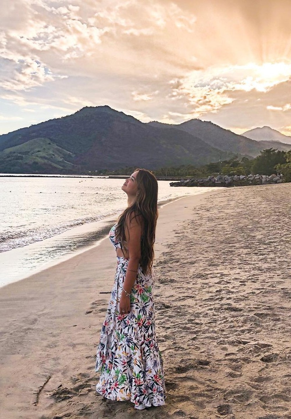 Suzanna Freitas sensualiza de maiô e ganha elogios