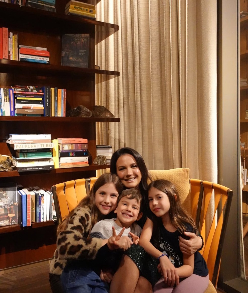 Kyra Gracie abre álbum de estadia em SP com a família