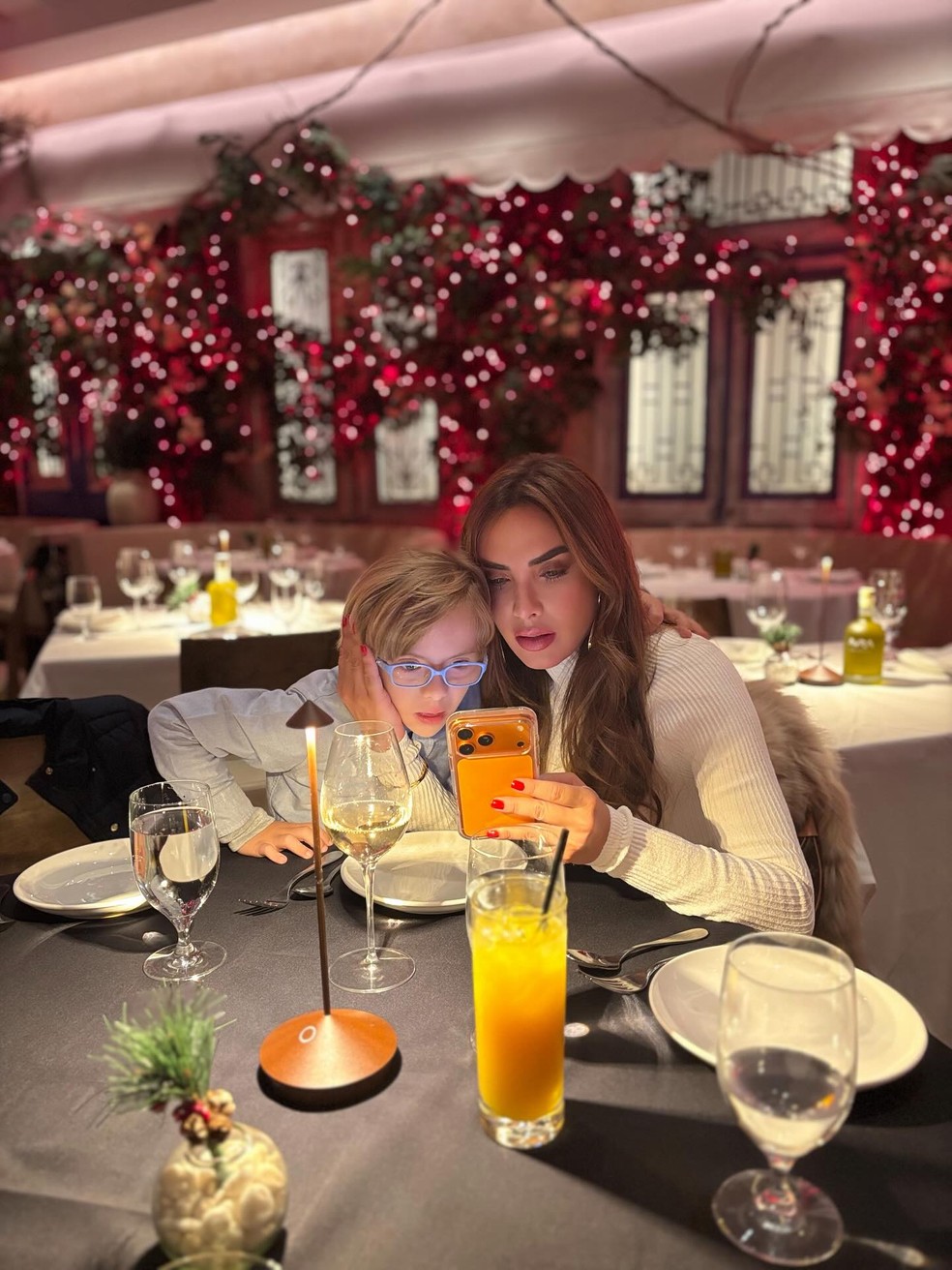 Ao lado da mãe, Nicole Bahls comemora aniversário intimista em NY ...