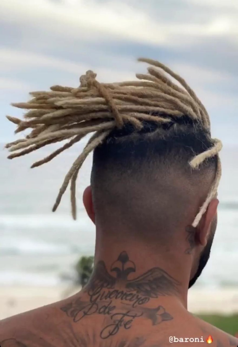 Gabigol muda de visual e adota dreads; compare