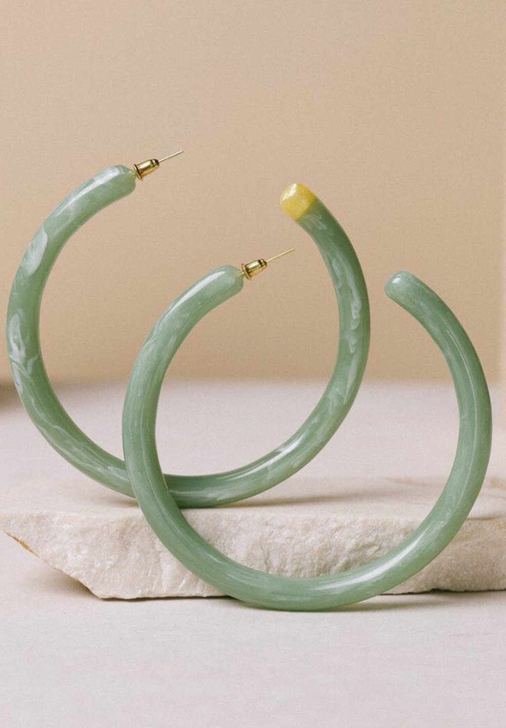 Argolas: brincos da vez ganham versões irresistíveis para o verão