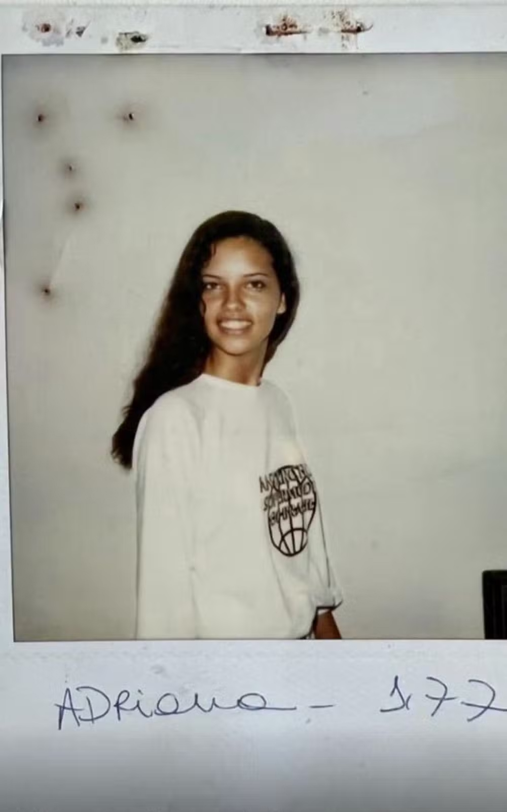 Capa da Vogue Brasil de março, Adriana Lima relembra alguns desfiles ...