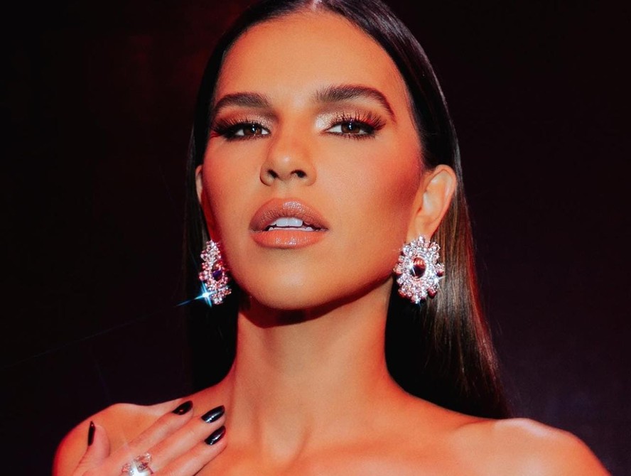 Mariana Rios para a web com look all red