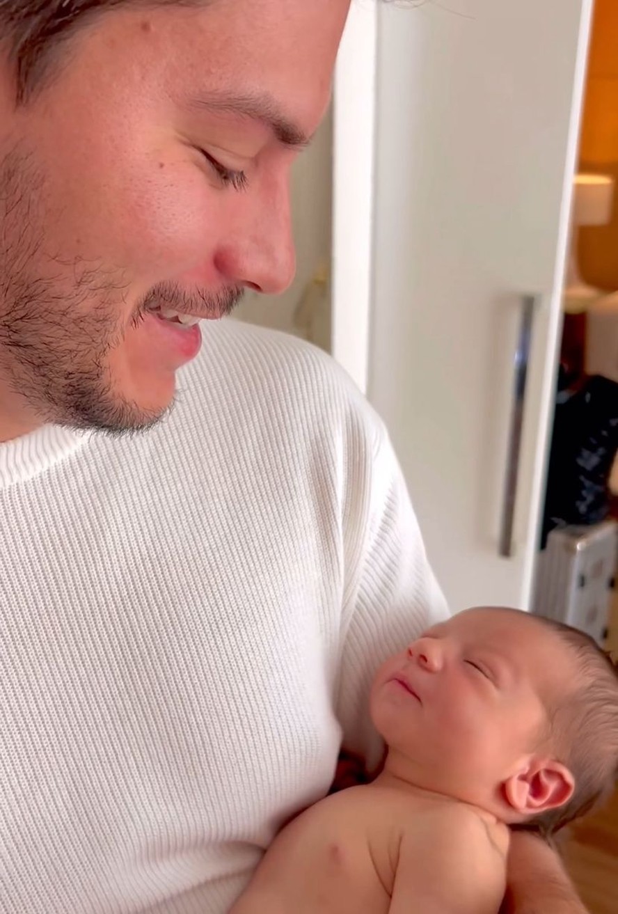 Arthur Aguiar posa encantado com o filho recém-nascido no colo