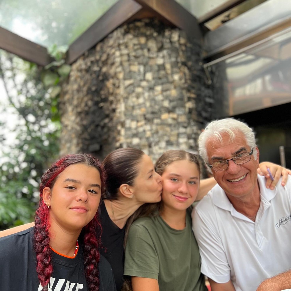 Bianca Rinaldi posta foto raríssima de marido e gêmeas: 'Família linda'