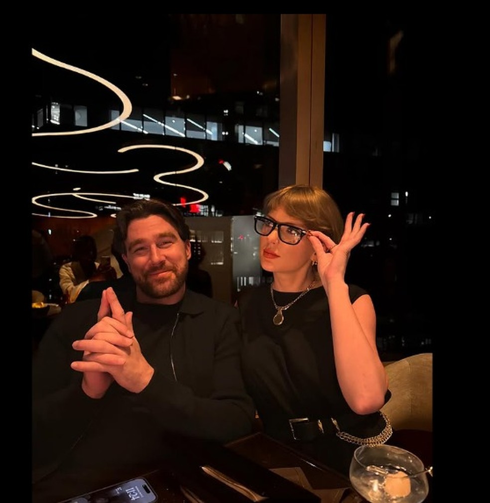 Travis Kelce exibe cliques românticos com Taylor Swift
