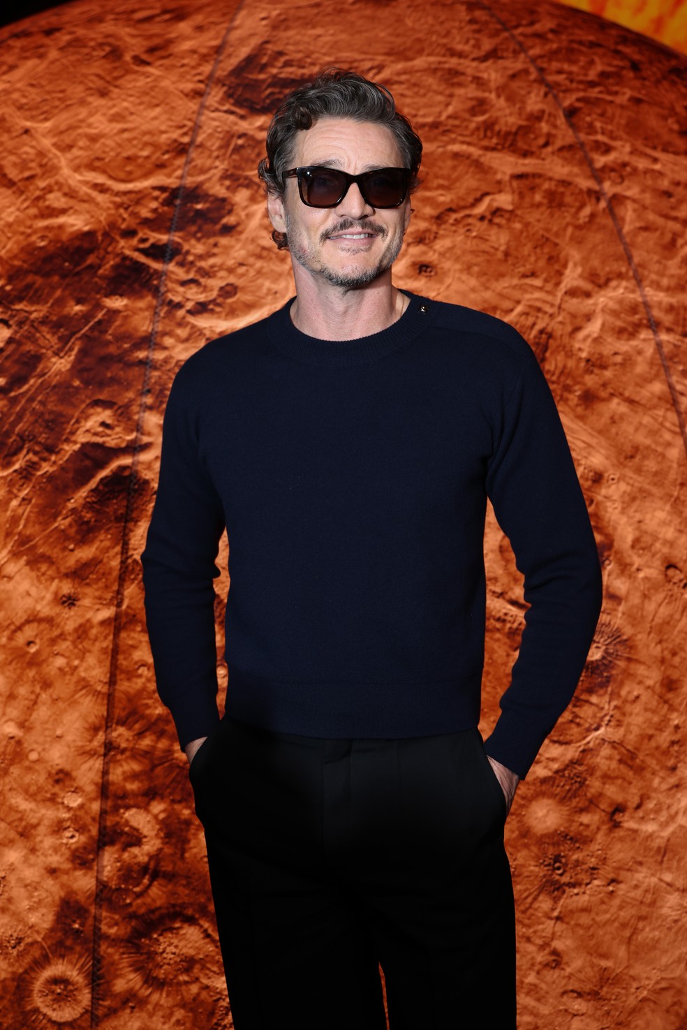 Famosos marcam presença no desfile da Chanel na semana de moda de Paris