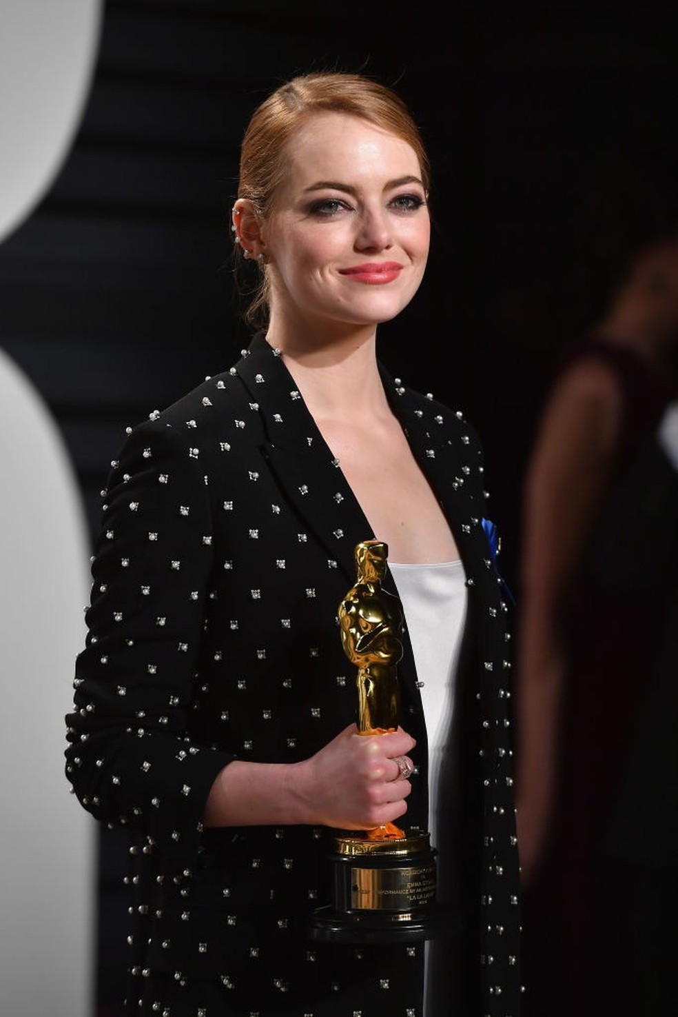 Estrela da noite, Emma Stone surpreende com look curto para festa pós-Oscar