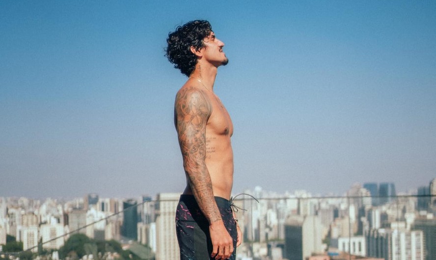 Gabriel Medina posa em sua nova cobertura luxuosa em SP