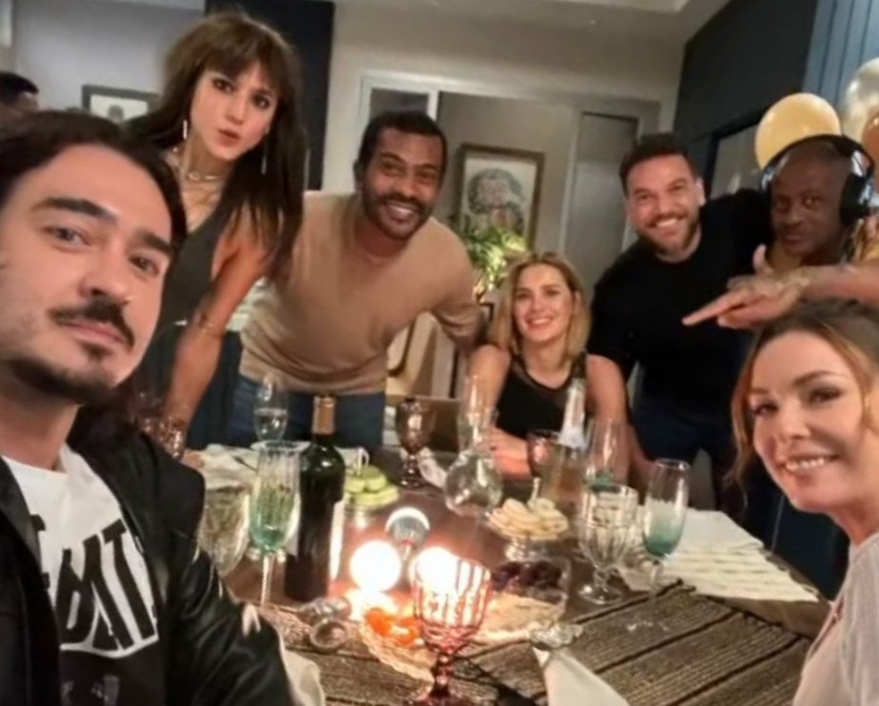 Carolina Dieckmann mostra jantar com parte do elenco de 'Vai na Fé'