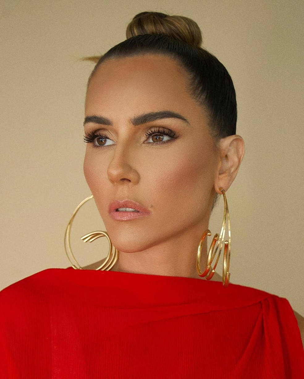 Deborah Secco esbanja elegância com look all red