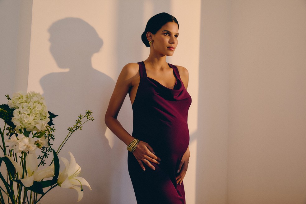 Modelo Raica Oliveira anuncia gravidez de gêmeas: 'Momento muito especial'