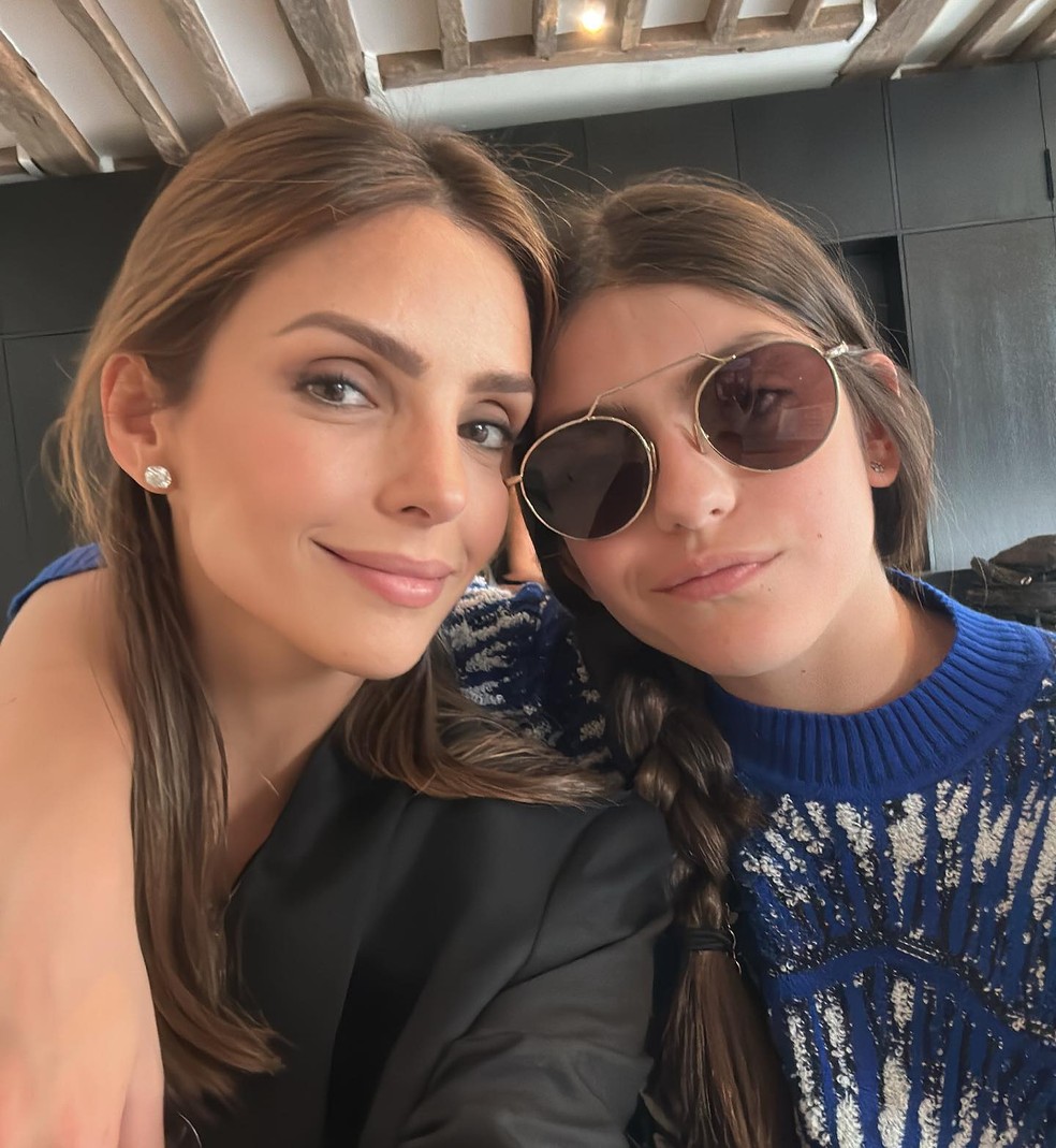 Carol Celico celebra a chegada da filha em Paris