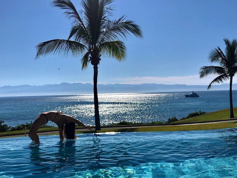 Fernanda Machado pratica yoga na piscina em cenário paradisíaco no México