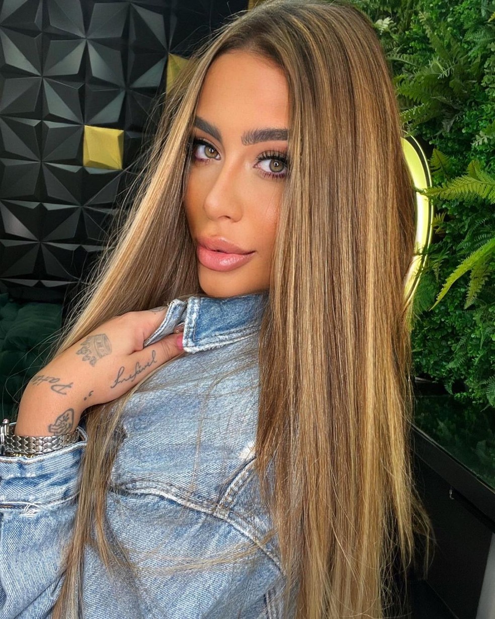 Após mudar o visual, Rafaella Santos posa de botas brancas e bolsa grifada