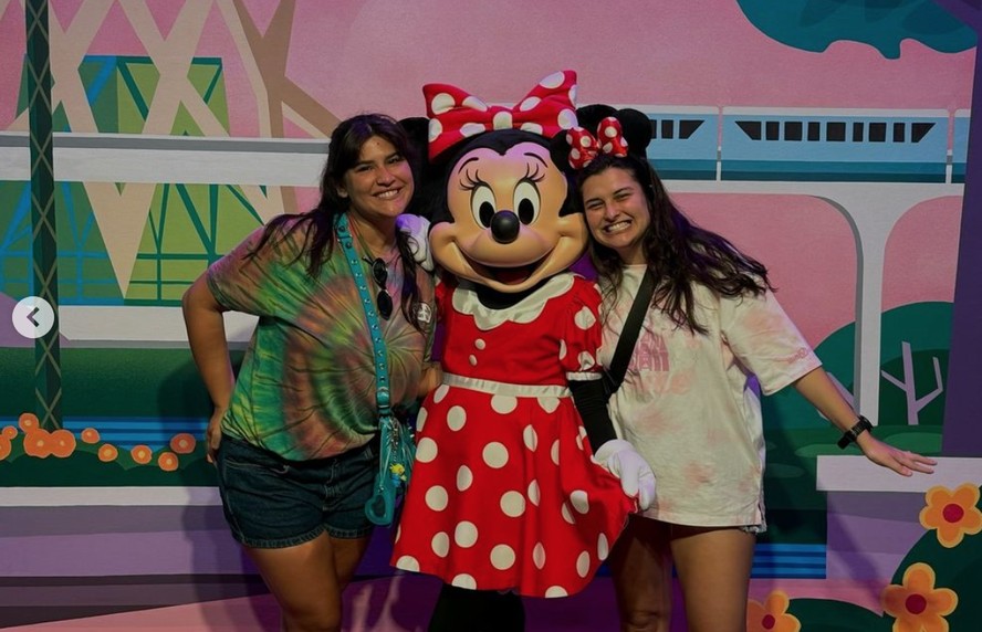 Giulia Costa posa com a Minnie e abre álbum de fotos de férias na Disney