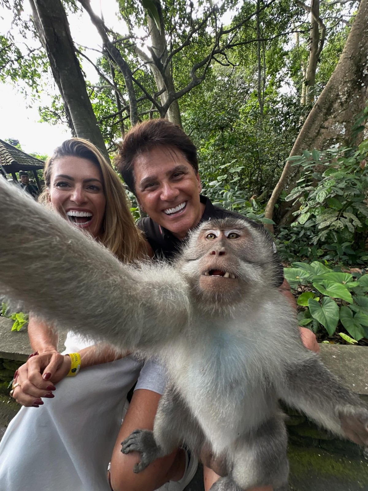 Elaine Mickely e César Filho posam para selfie com macaco: 'Nos reconheceu'