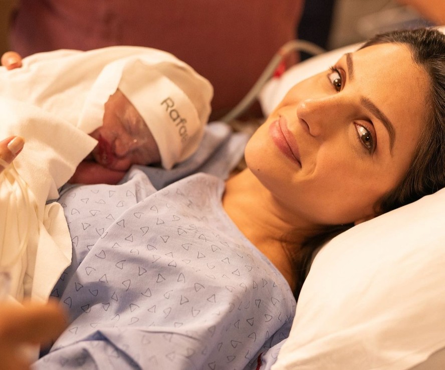 Carol Celico celebra uma semana da chegada do filho, Rafael