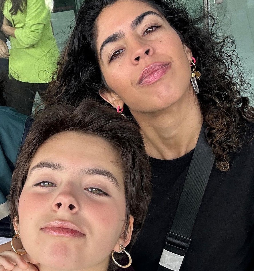 Bela Gil abre álbum de fotos ao lado da filha: 'Puro amor e saudade'