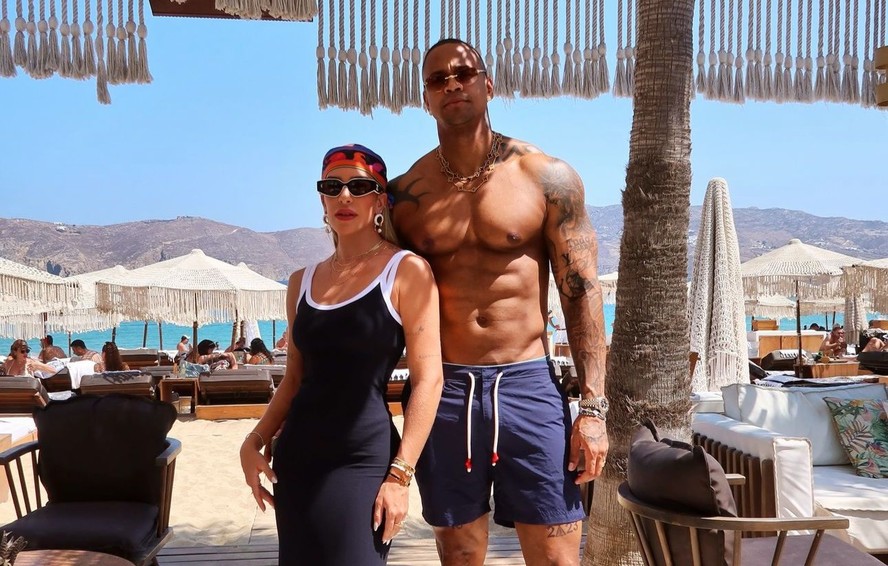 Lore Improta abre álbum de viagem a Grécia com Léo Santana