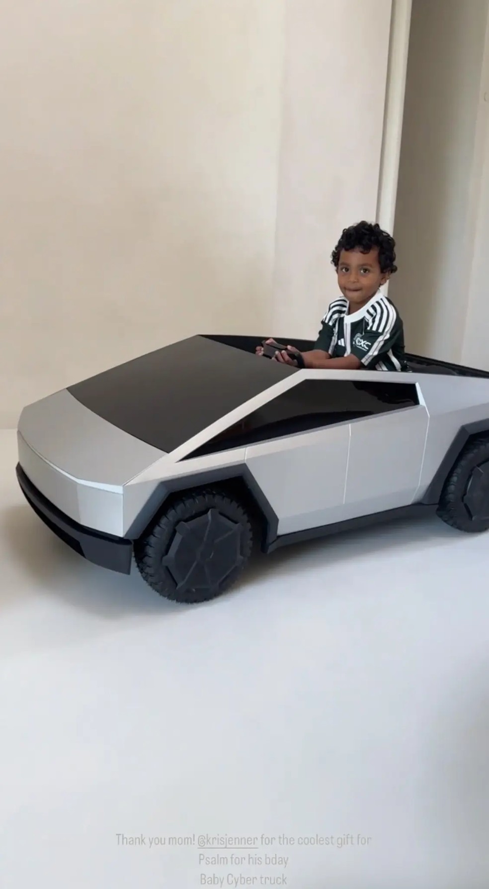 Kris Jenner presenteia filho de Kim Kardashian com mini Tesla Cybertruck
