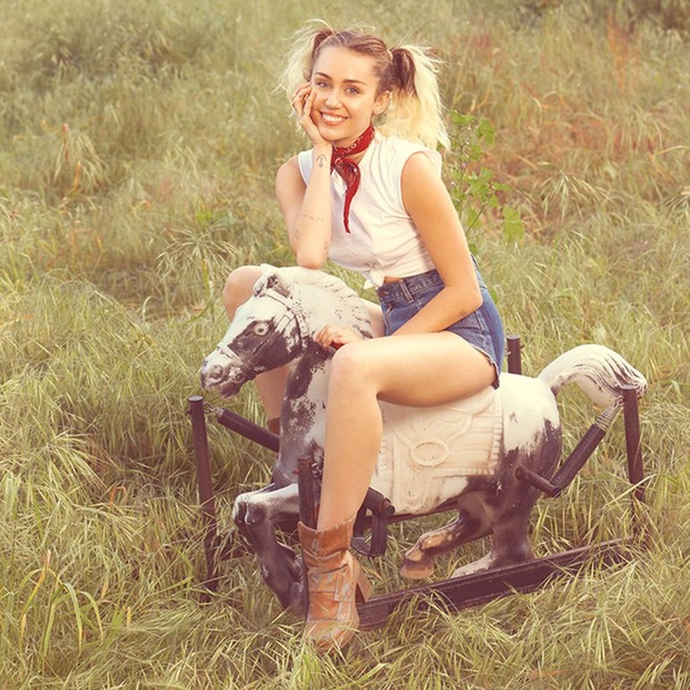 Miley Cyrus recorreu à moda para marcar fases da carreira