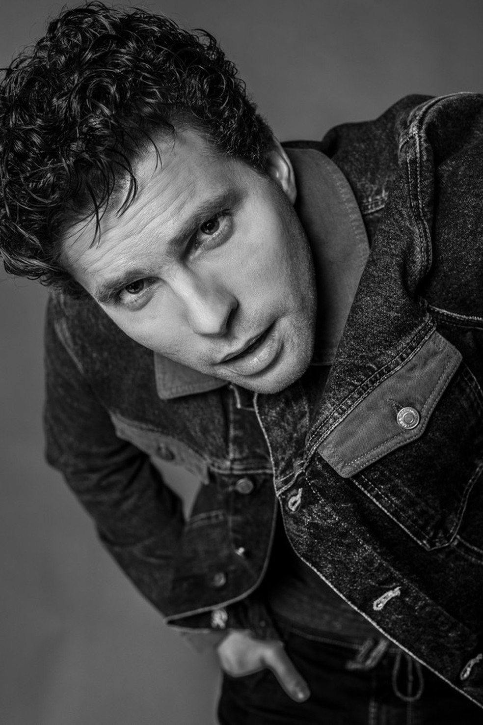 As facetas de Thiago Fragoso: ator de sucesso, maratonista e paizão