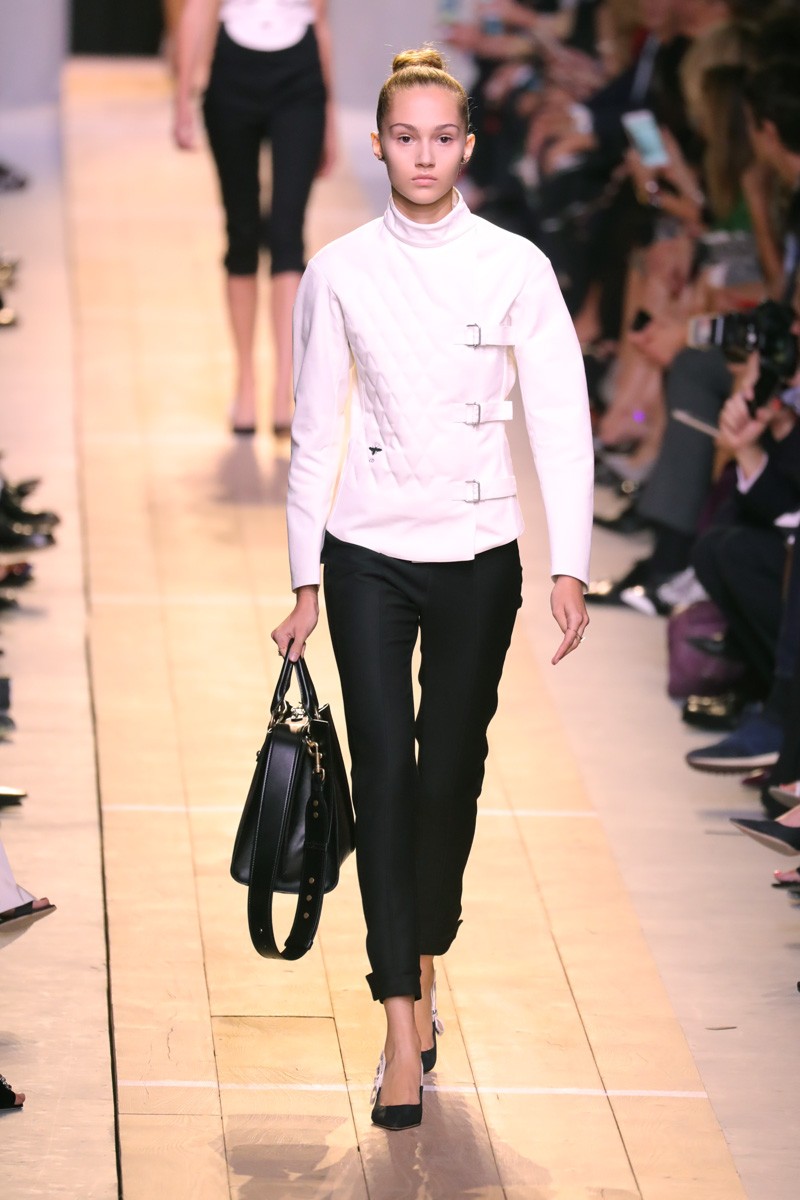 O desfile de estreia de Maria Grazia Chiuri na Christian Dior