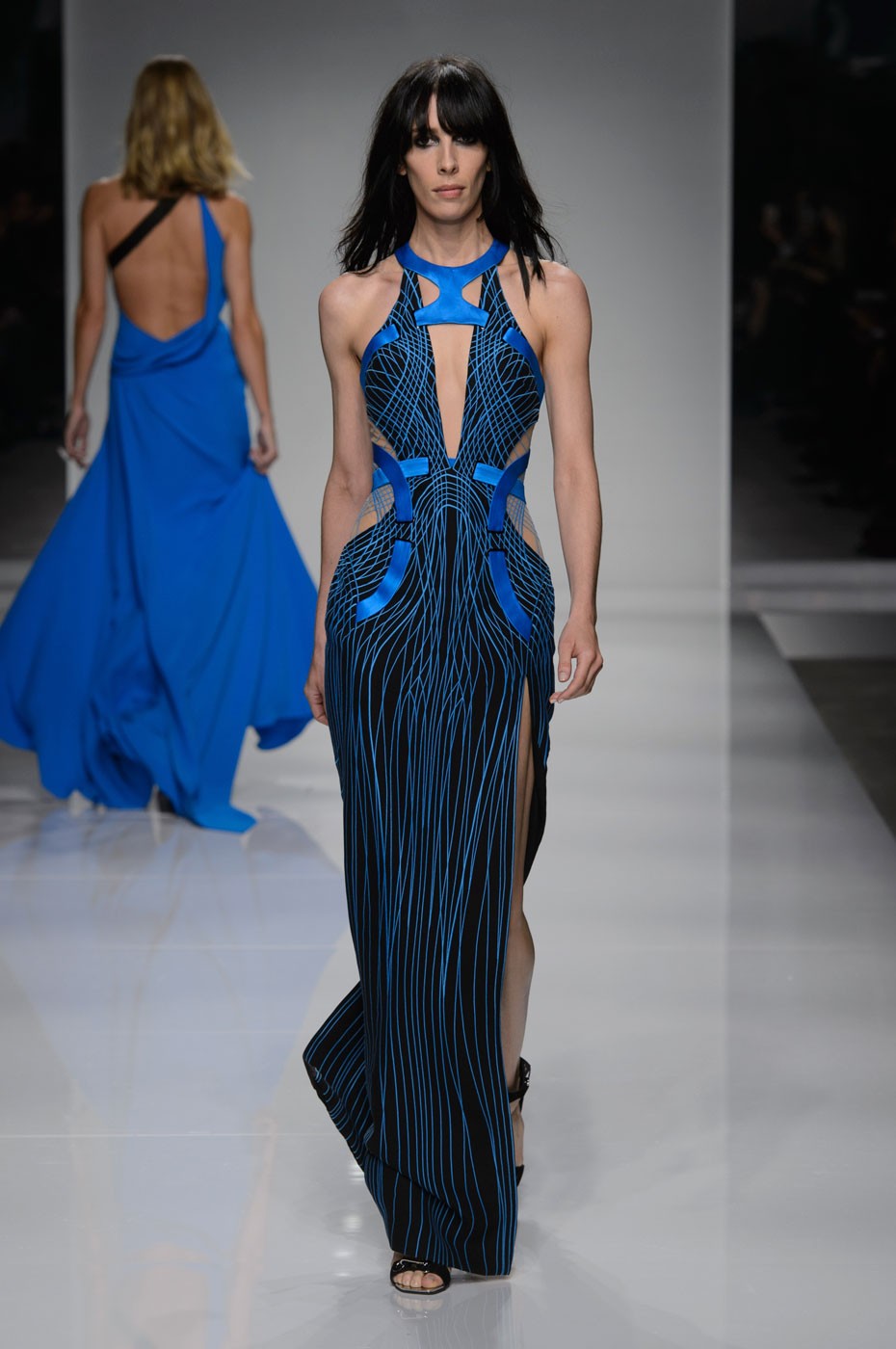 Versace: alta-costura acerta nos longos superjustos e supertrabalhados