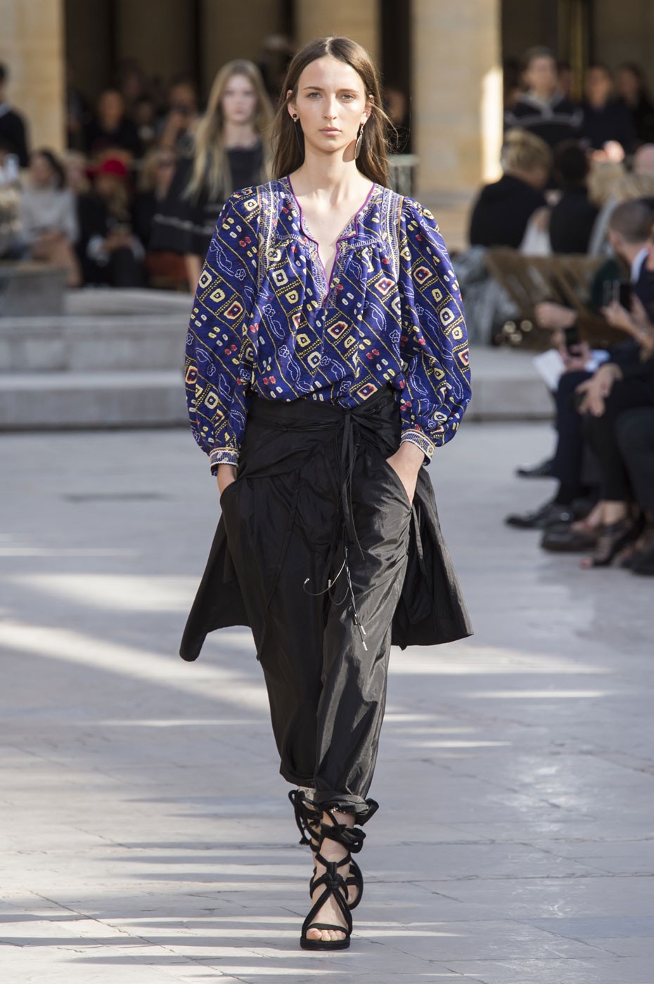 Isabel Marant reinventa seu boho mesclando mood 60's e 80's
