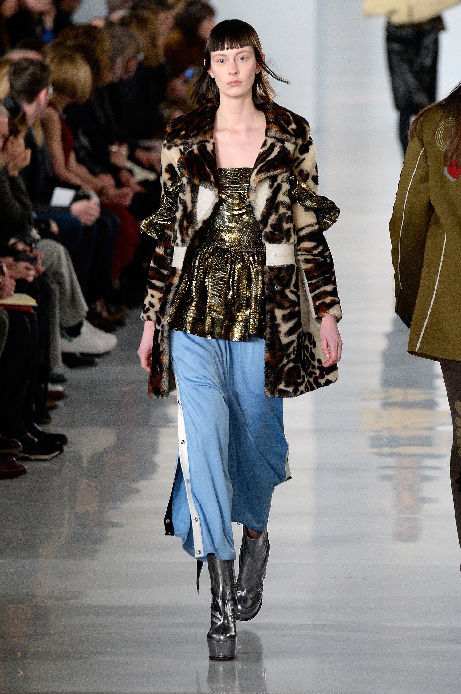 Maison Margiela brinca com o contraste de materiais no inverno 2017