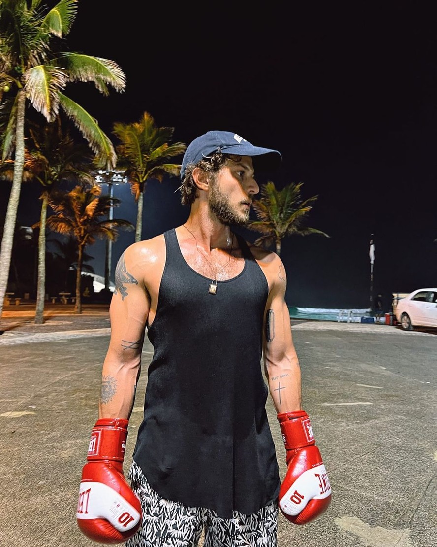 Chay Suede faz treino de boxe em orla do Rio de Janeiro