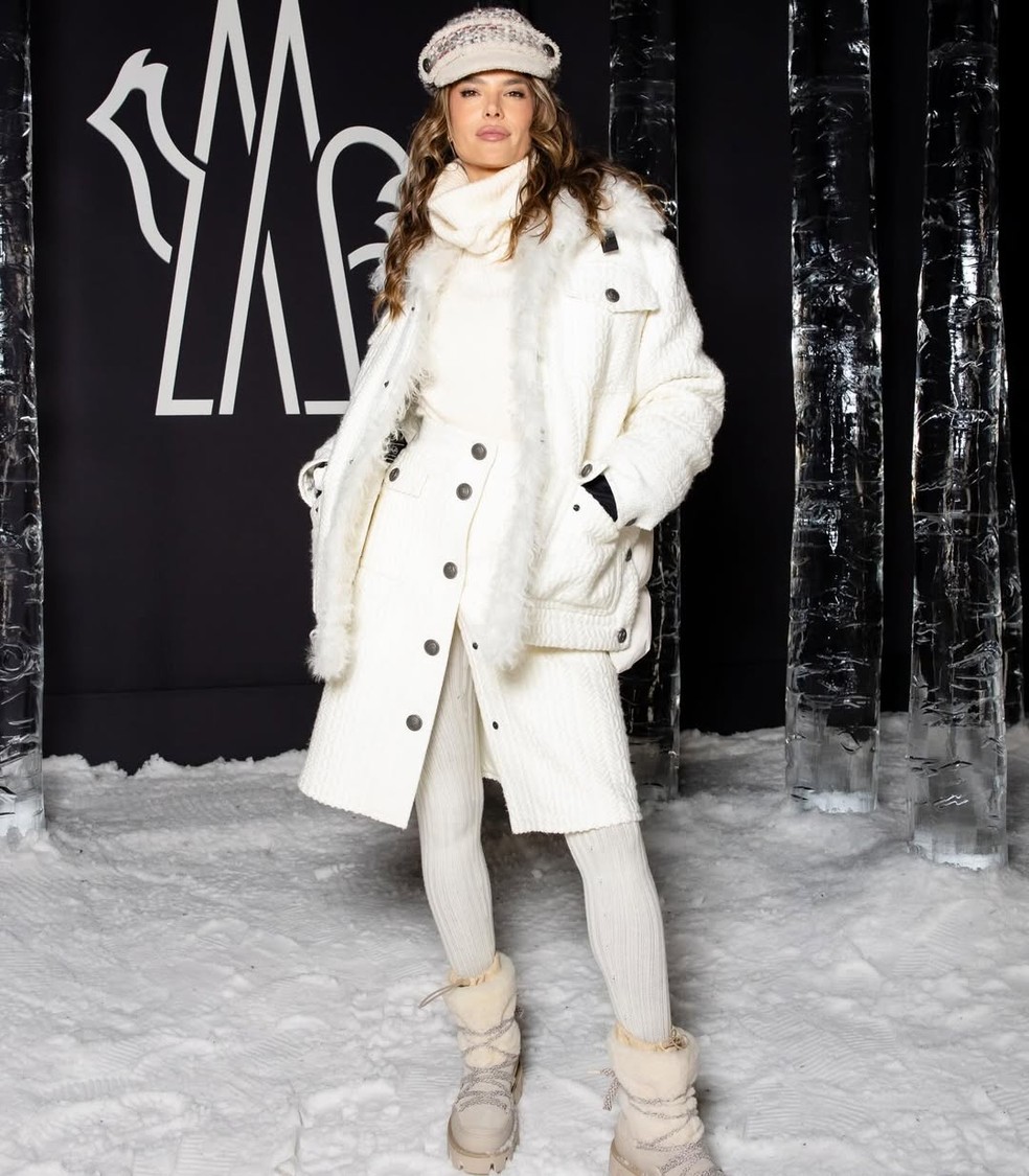 Alessandra Ambrosio protagoniza beijo romântico com Buck Palmer na neve ...