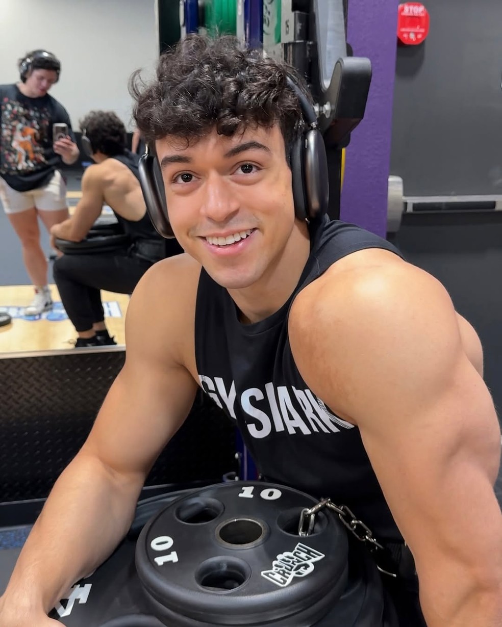Victor Alexandre posa em academia dos EUA e brinca: 'Minha semana de ...