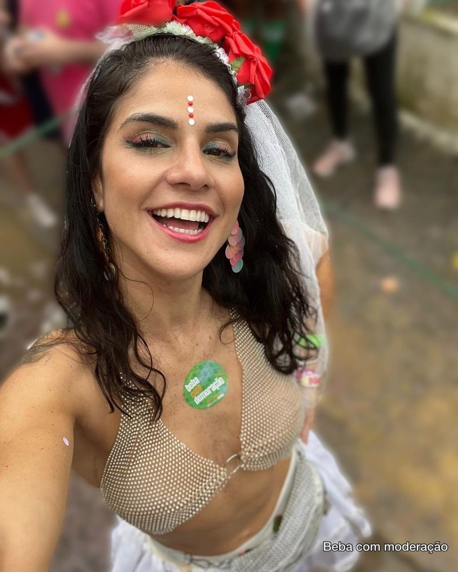Priscila Castello curte bloco de Carnaval fantasiada de noiva | Celebridades | Vogue
