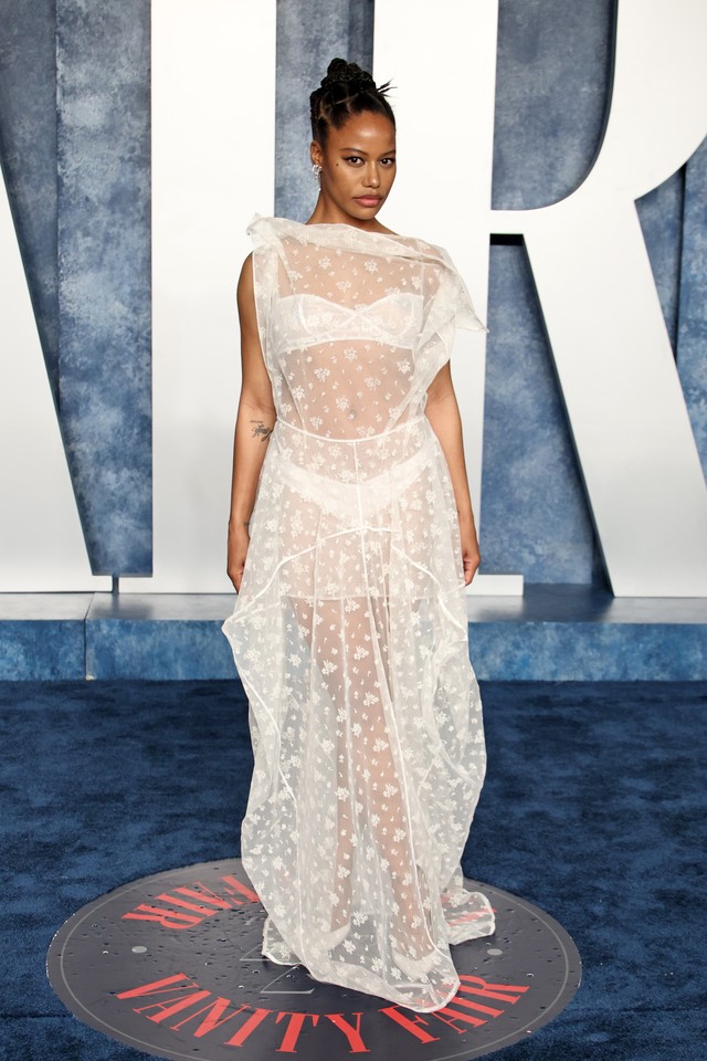 Famosas ousam com looks transparentes na festa pós-Oscar