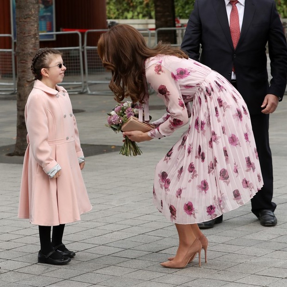 Kate Middleton surge linda com vestido floral cor-de-rosa
