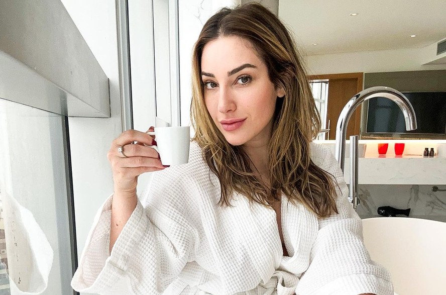 Amanda Meirelles encanta ao posar em banheira