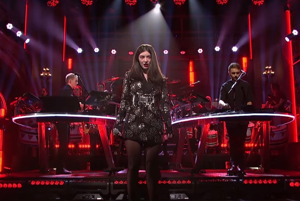 Lorde se apresenta no Saturday Night Live