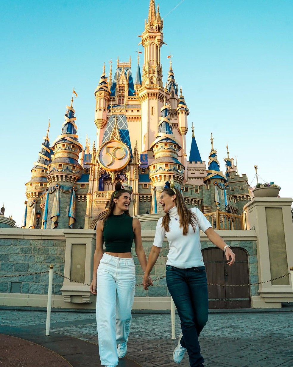 Elaine Mickely se diverte na Disney e aproveita companhia da filha ...