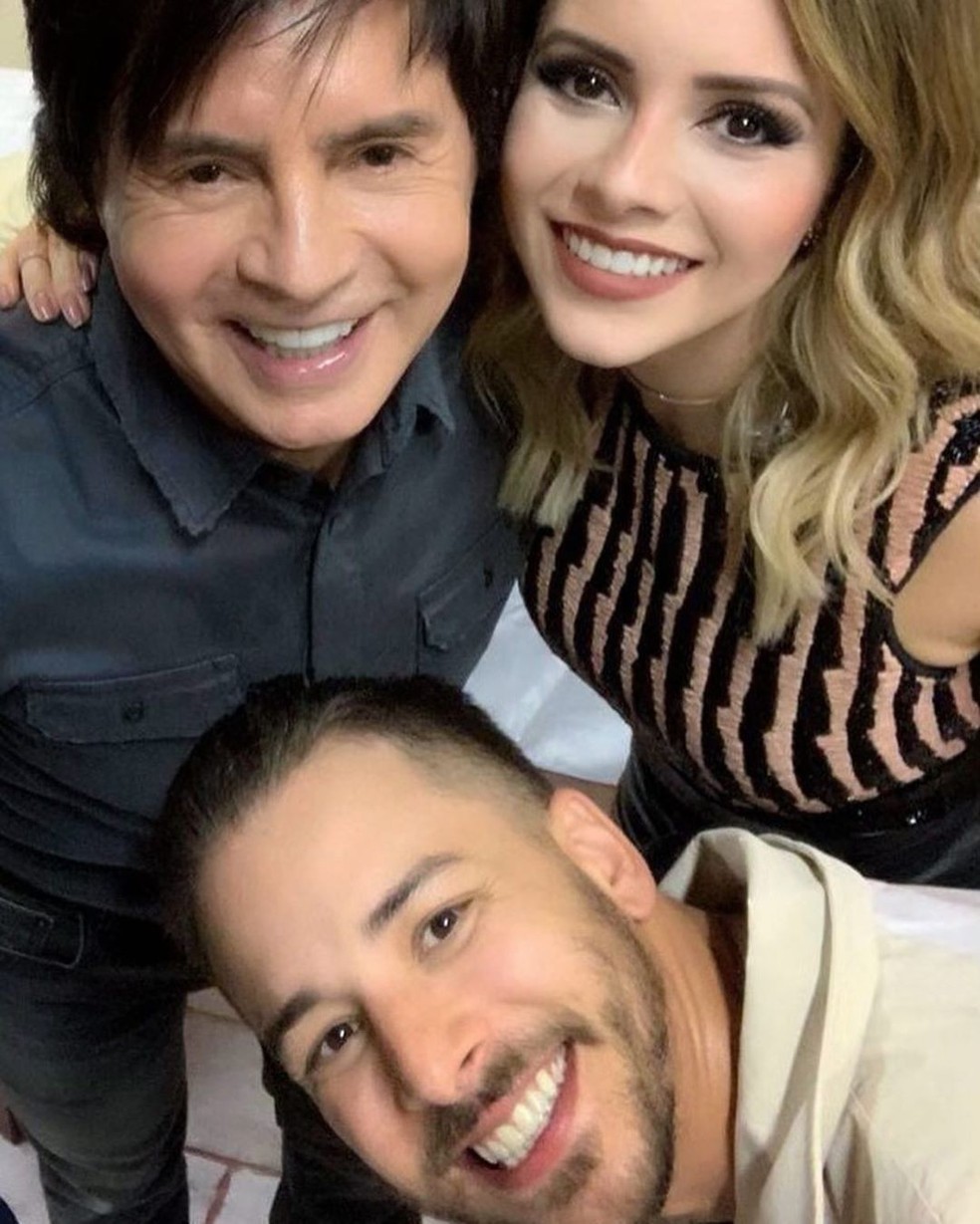 No Dia dos Pais, Sandy homenageia pai, irmão e marido
