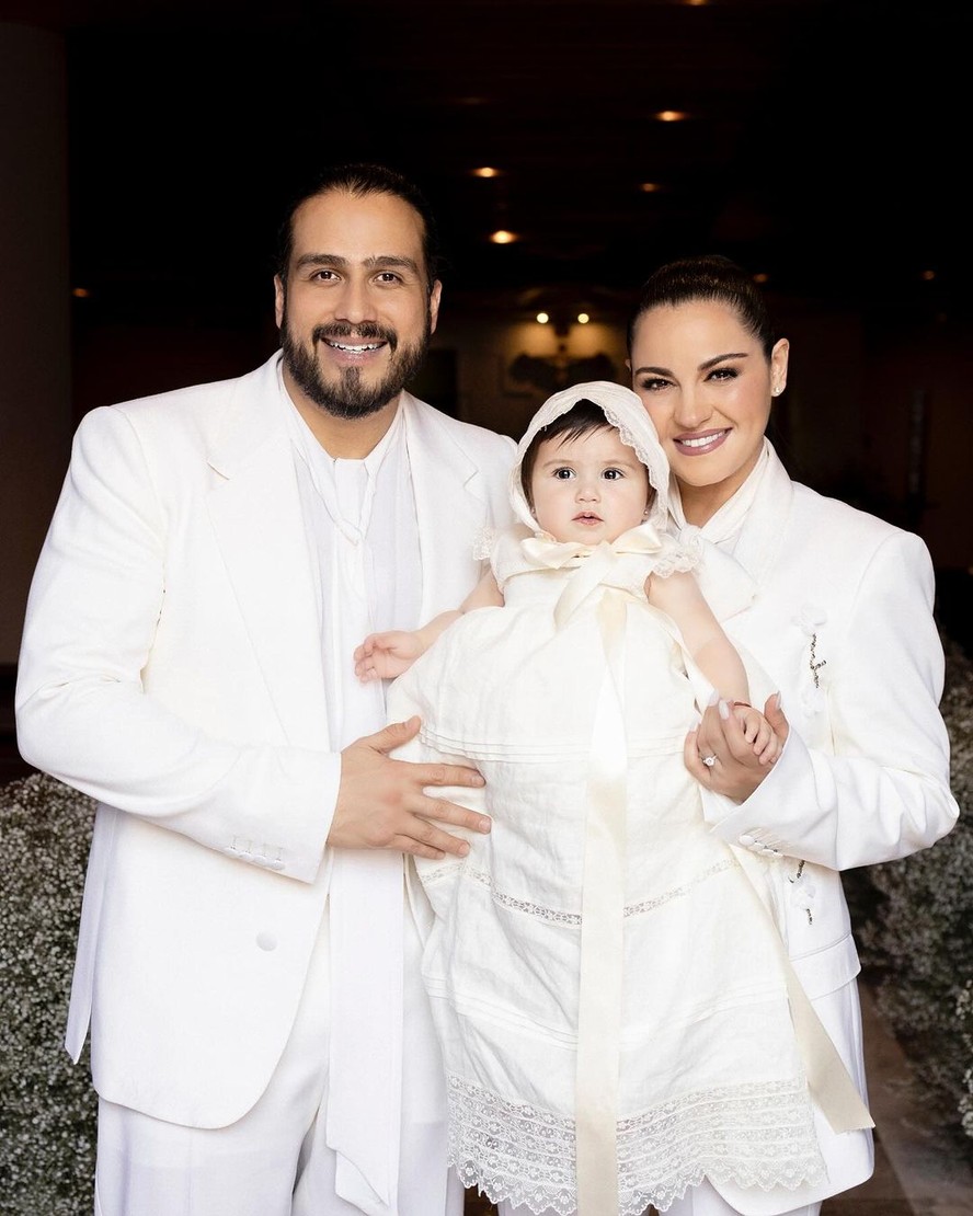 Ex-RBD Maitê Perroni encanta a web com fotos de batizado da filha