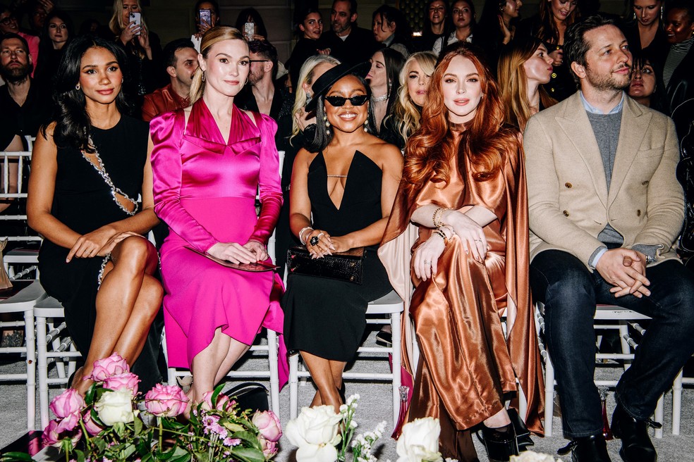 Lindsay Lohan surge radiante em rara aparição durante a NYFW