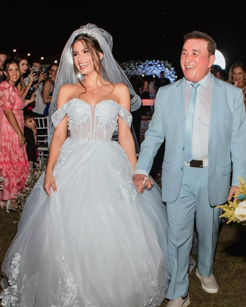 Calita Franciele posa com Amado Batista em selfie no espelho