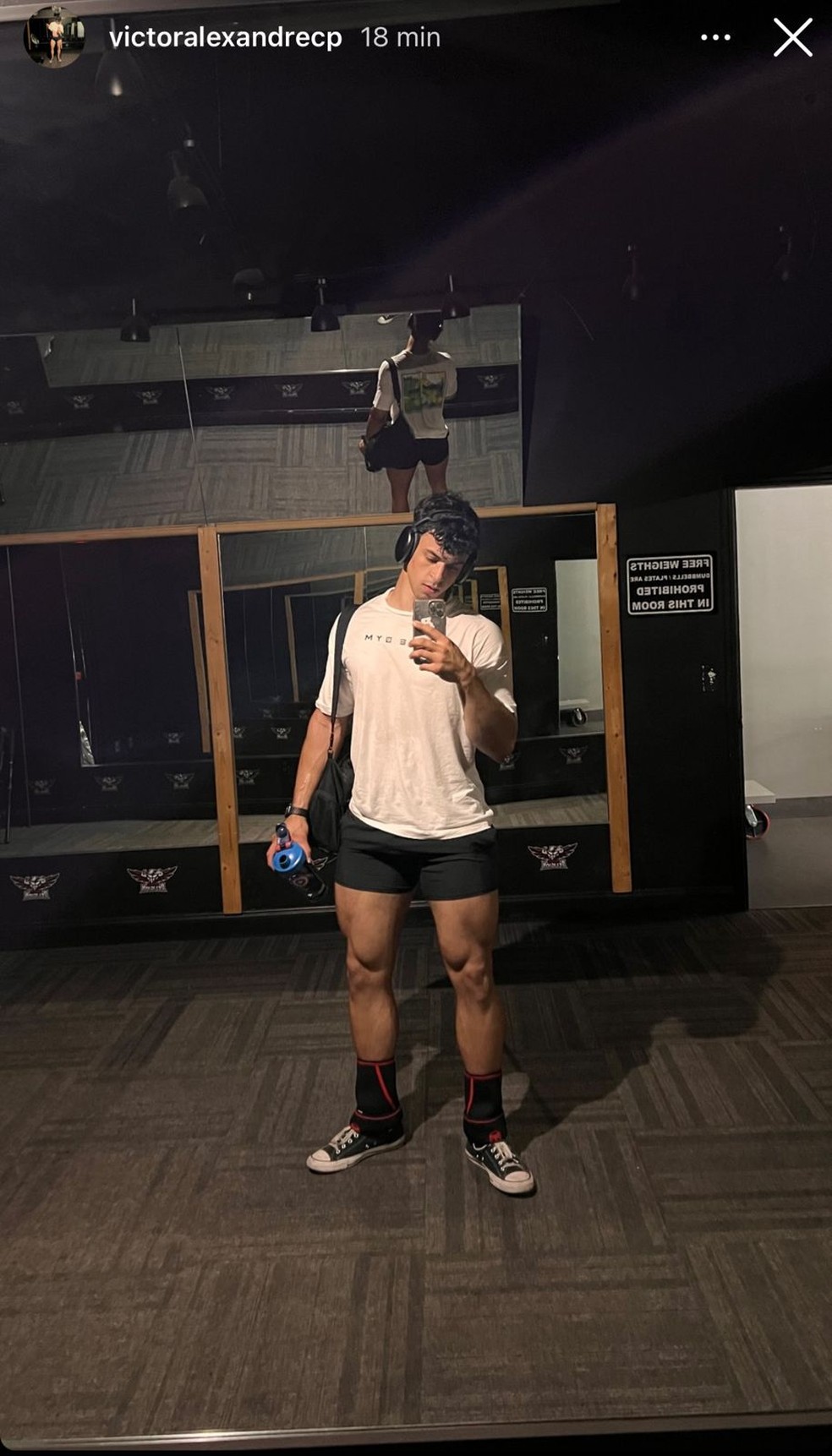 Victor Alexandre exibe pós-treino em selfie no espelho